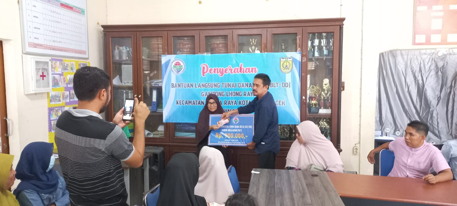 Keuchik Lhong Raya Salurkan BLT Tahap 1 Untuk 3 Bulan ( Jan-Mar) 2023